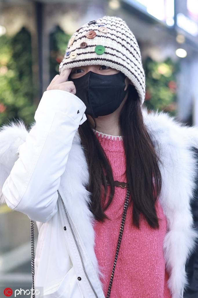 黄霄雲现身北京机场 白色羽绒服粉色毛衫青春活泼-搜狐大视野-搜狐新闻