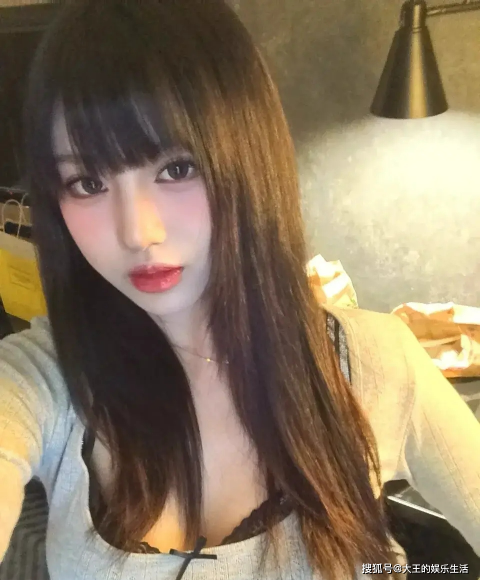 汪峰女儿小苹果晒留学照，身穿长风衣配短裙黑丝袜 -6parkbbs.com