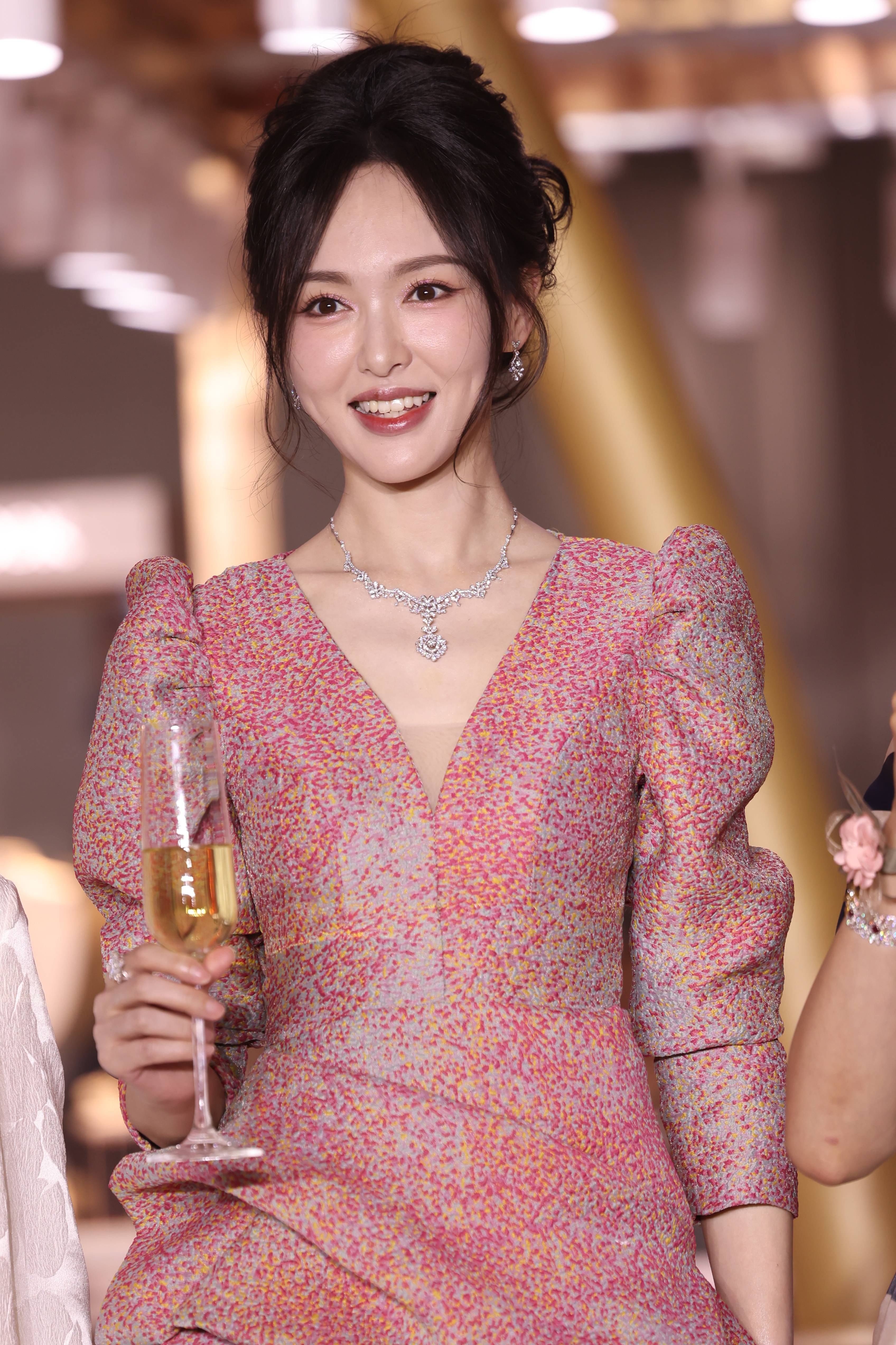唐嫣穿高定礼服甜美优雅 长腿瞩目状态满分 搜狐大视野 搜狐新闻