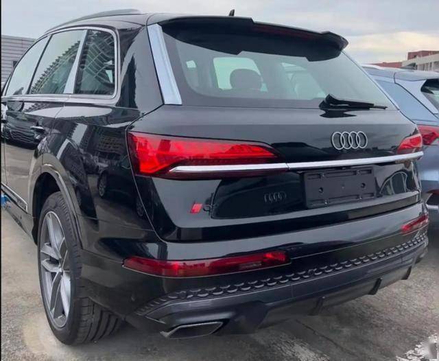 2025款奥迪Q7换新颜，扁平车标能否助其超越宝马X5和奔驰GLC？_搜狐汽车_搜狐网