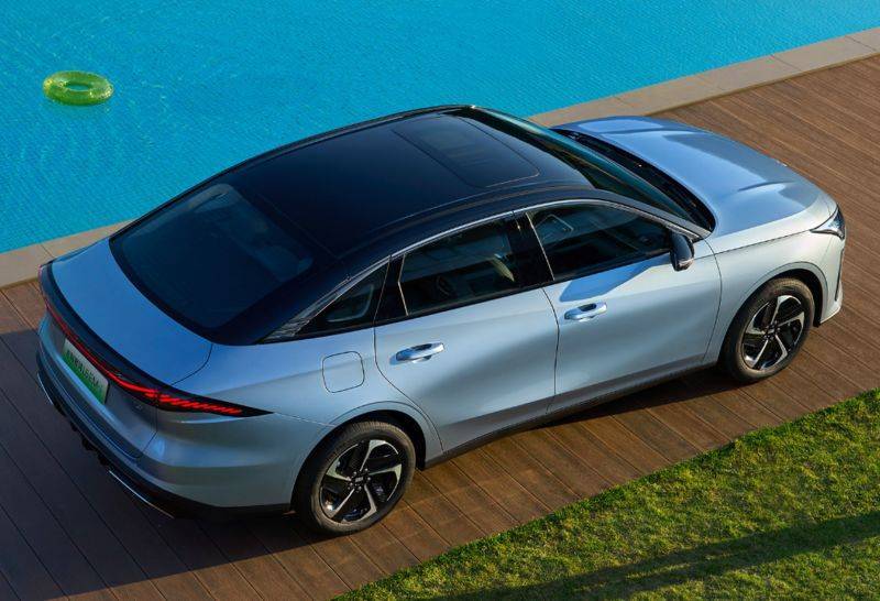 吉利银河L6 EMi轿车亮相，雷神EMi超级电混平台首迎轿车成员