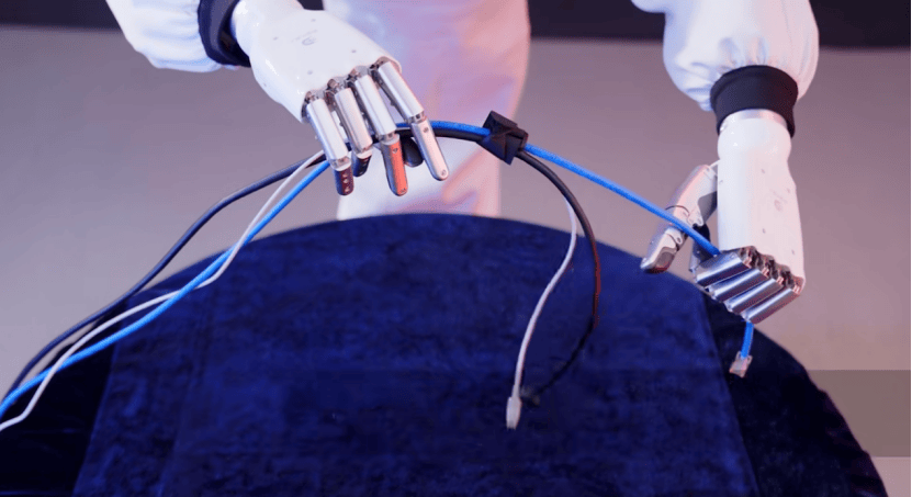 戴盟机器人发布Sparky 1：人形机器人两大阵营已现，要能跑能跳还是要心灵手巧？_动作_人类_触觉