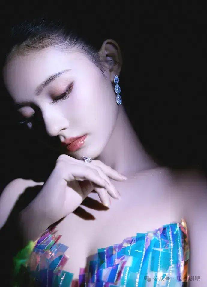 林允穿淡蓝色琉璃鱼尾裙 眼波流转似人鱼公主照片耳坠钻石