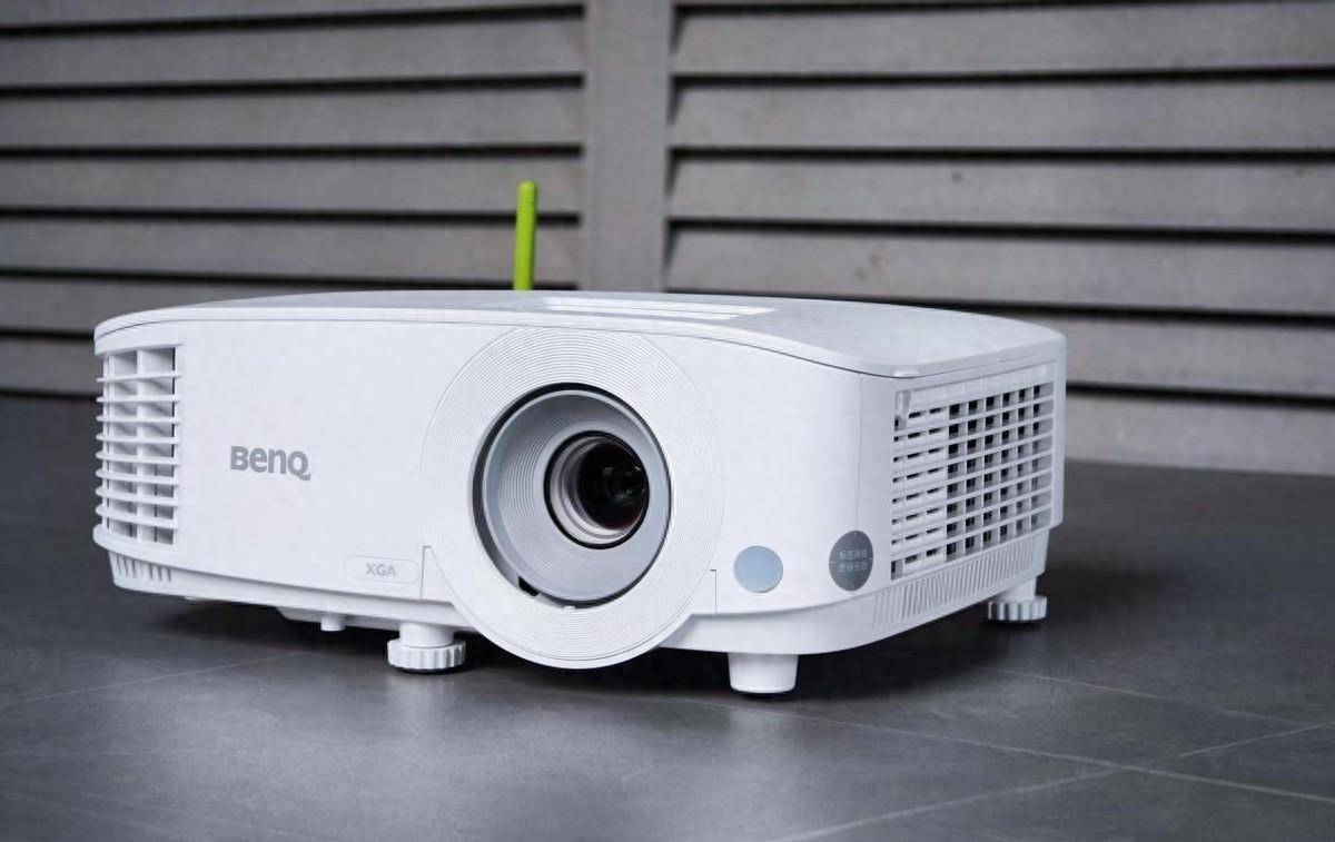 专业投影品牌明基推出全新E系列办公投影仪E545打造稳定会议体验_高亮_智能_述职