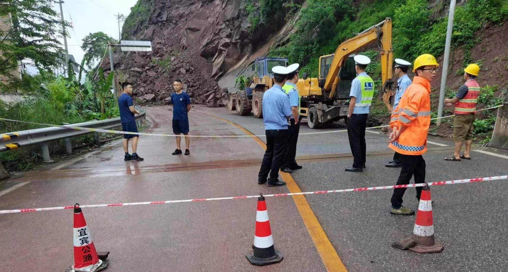 国道G353宁福线屏山县新安镇路段边坡垮塌道路中断，已交通管制注意绕行_宜宾_线路_当地政府