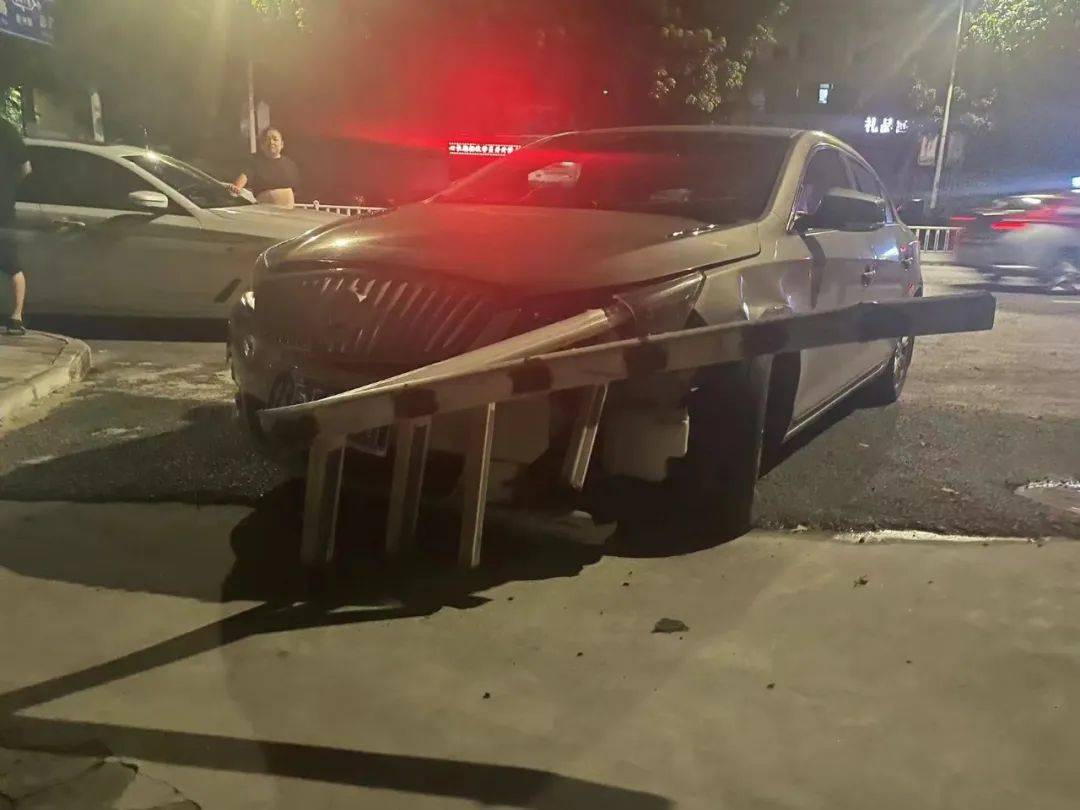 北海一男子撞护栏后弃车逃逸，罚款拘留！赵某肇事道路