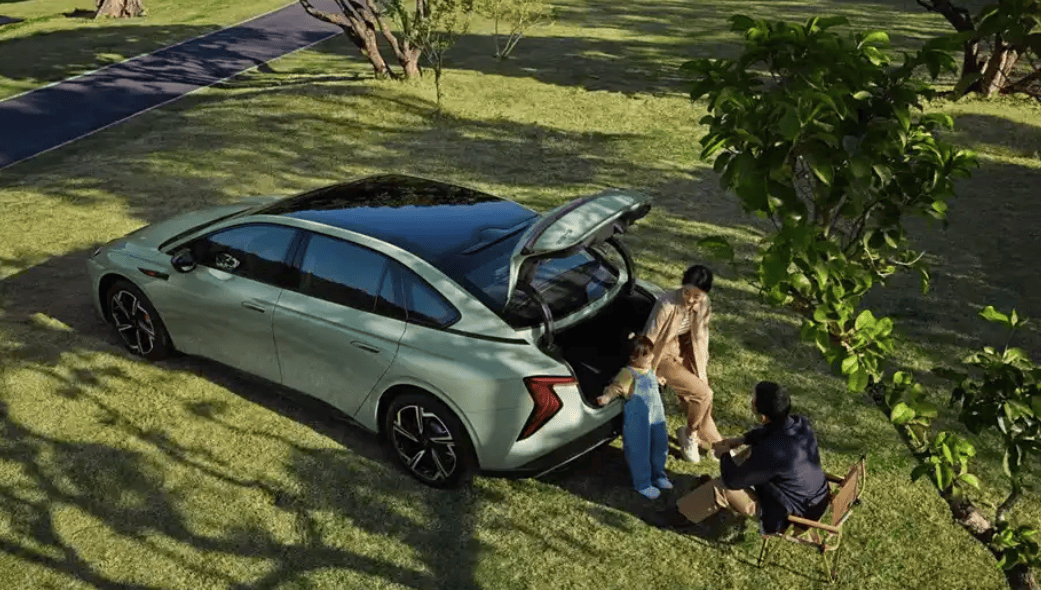 轴距3米 红旗EH7荣耀版上市 22.98万起售_搜狐汽车_搜狐网