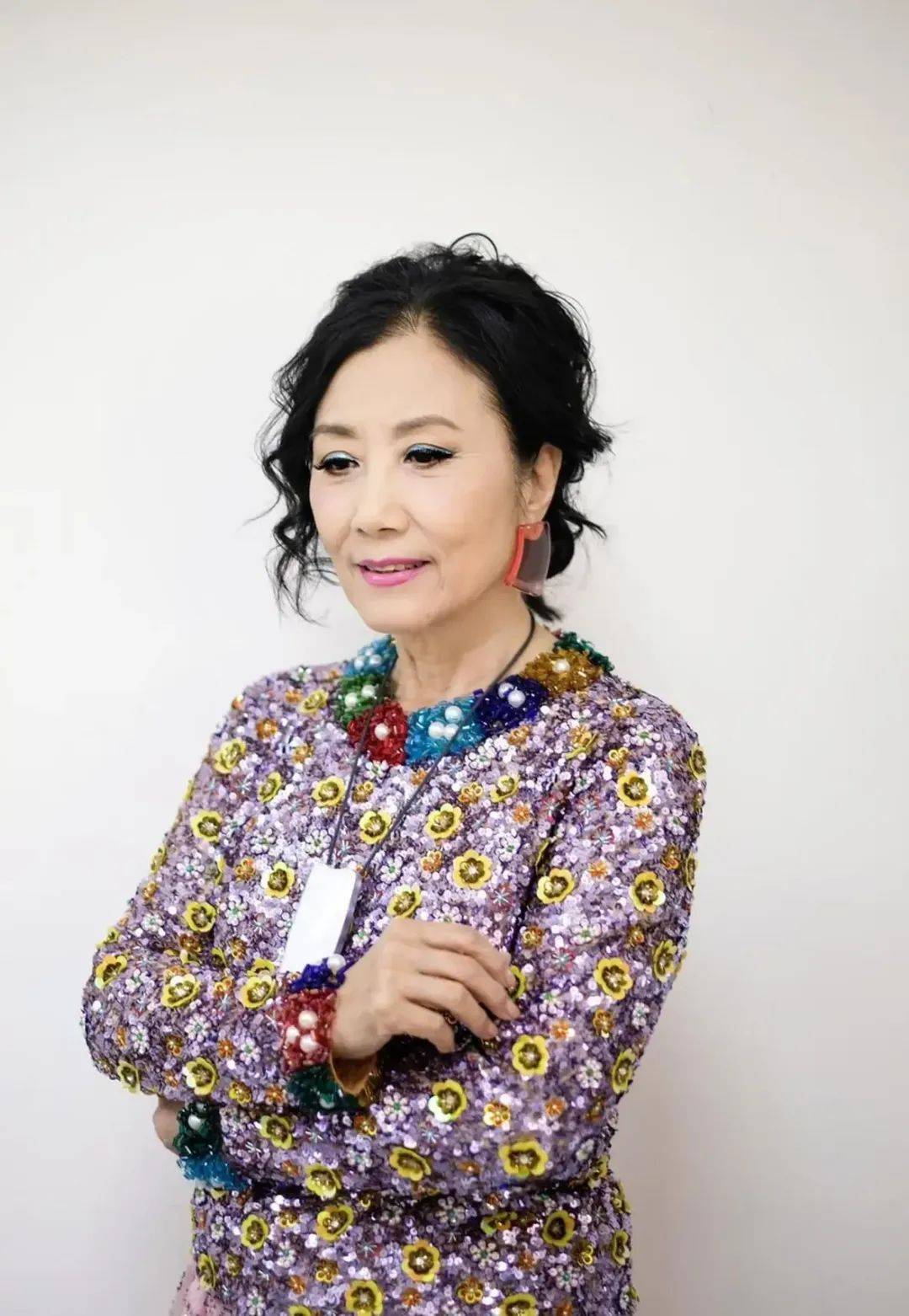 TVB“镇台之宝”回忆拍吻戏，与郑少秋最激烈，亲热戏全情投入及时抽离_汪明荃_阿姐_合作