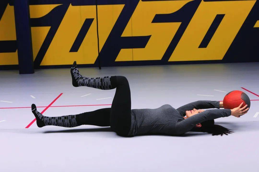 填实核心 | 5个死虫式变体，让身体中段坚如磐石_动作_地面_腰部