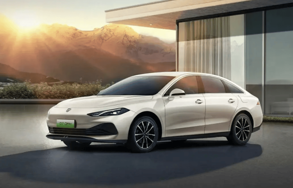 上汽荣威D7 DMH世界冠军版轿车官图发布：搭超级混动系统、下月初上市_搜狐汽车_搜狐网