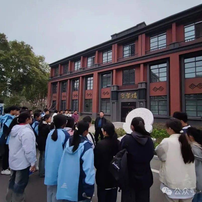 淮阳中学校长助理、地理教师周永奎精彩演绎日晷科普讲解_科学_工具_师生
