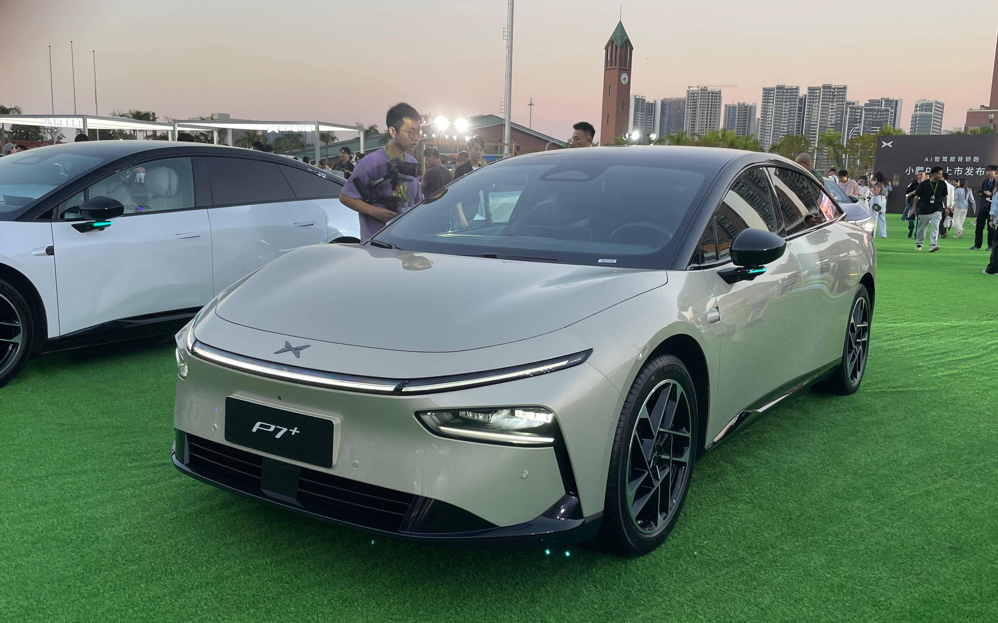 小鹏汽车推出全新P7+：三合一设计，AI智驾升级，售价18.68万元起_搜狐汽车_搜狐网