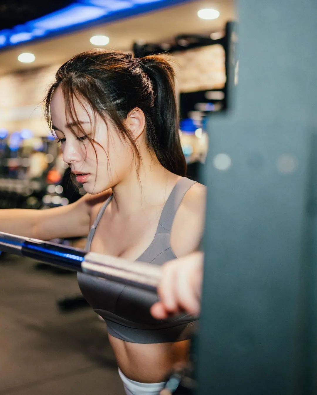 34D辣妹硬拉105公斤，画面过于刺激...._训练_健身房_工作