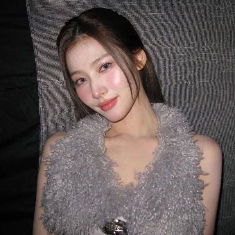 人气女团成员打歌舞台裙子太短引发争议，粉丝：这个服装一点都不保护艺人_Sana_动作_Thee