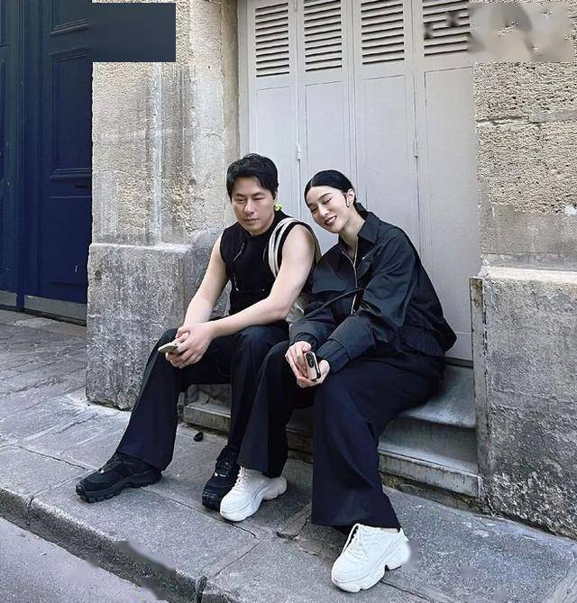 43岁范冰冰和男友人逛巴黎，亲密合影小巧依人，相濡以沫已20年_柯文_友谊_造型