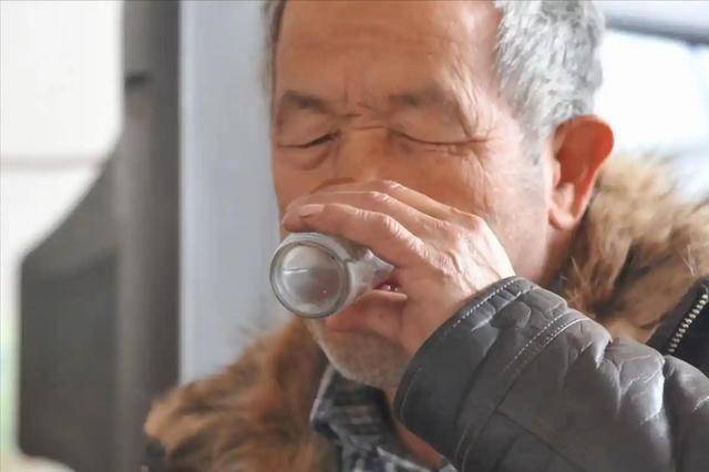 总有人以为少量饮酒无碍健康,实则不然,研究证实喝一滴酒都有害酒精身体细胞