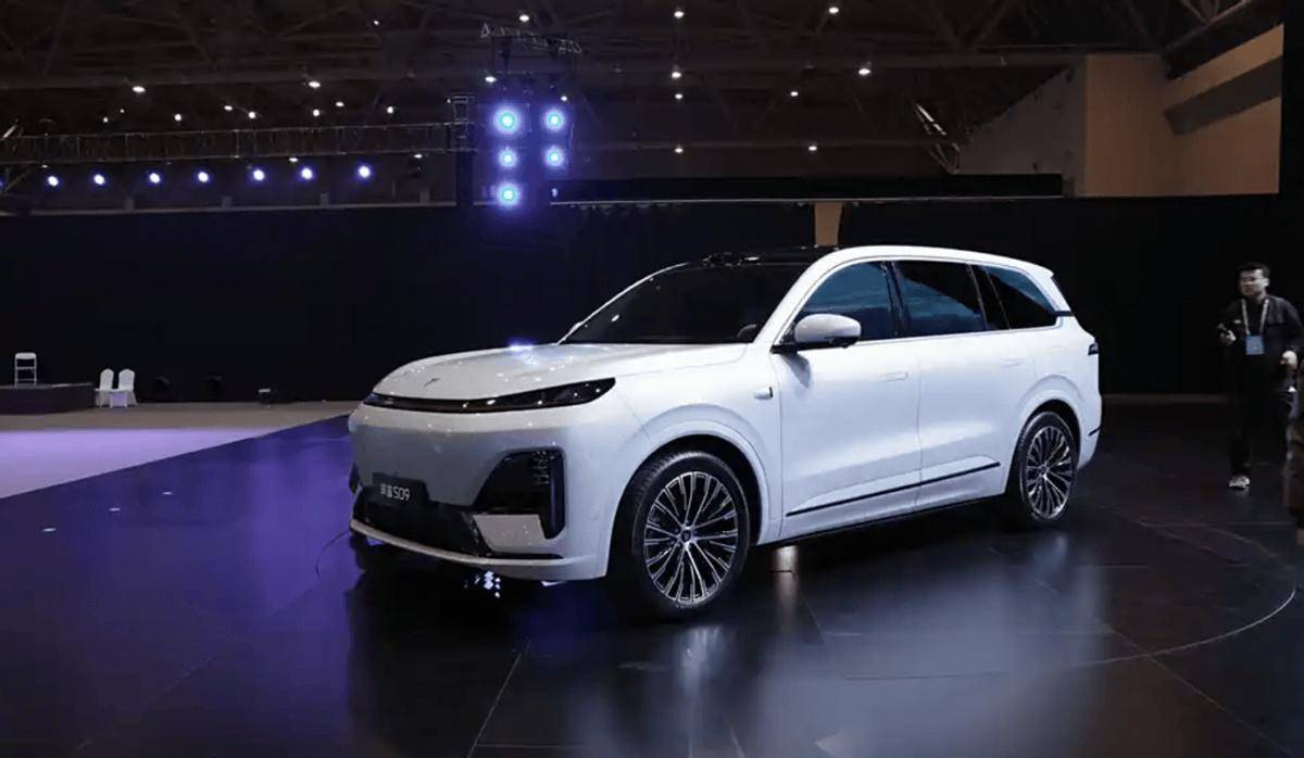 深蓝S09首发挑战理想L9：AI大战前夕，谁将成为智能SUV新王者？_搜狐汽车_搜狐网