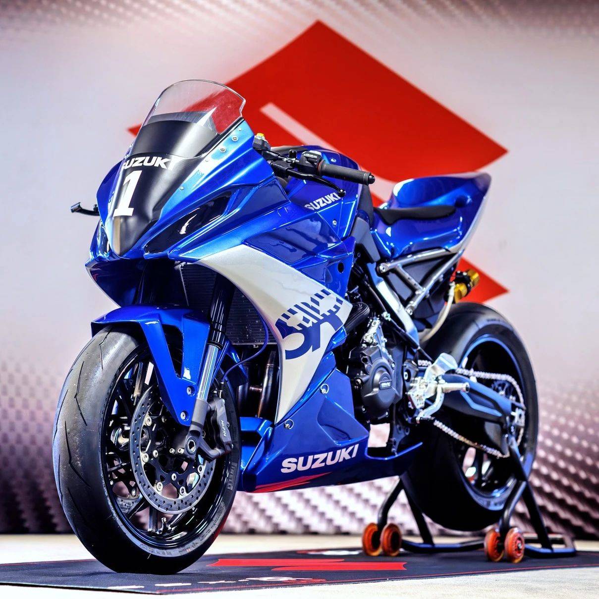 赛道规格的 Suzuki GSX-8R_系统_赛车_意大利