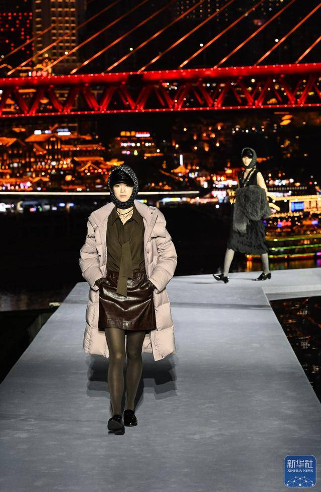 XUEGE 2025冬季时装大秀在重庆举行_都市_王全超_新华社