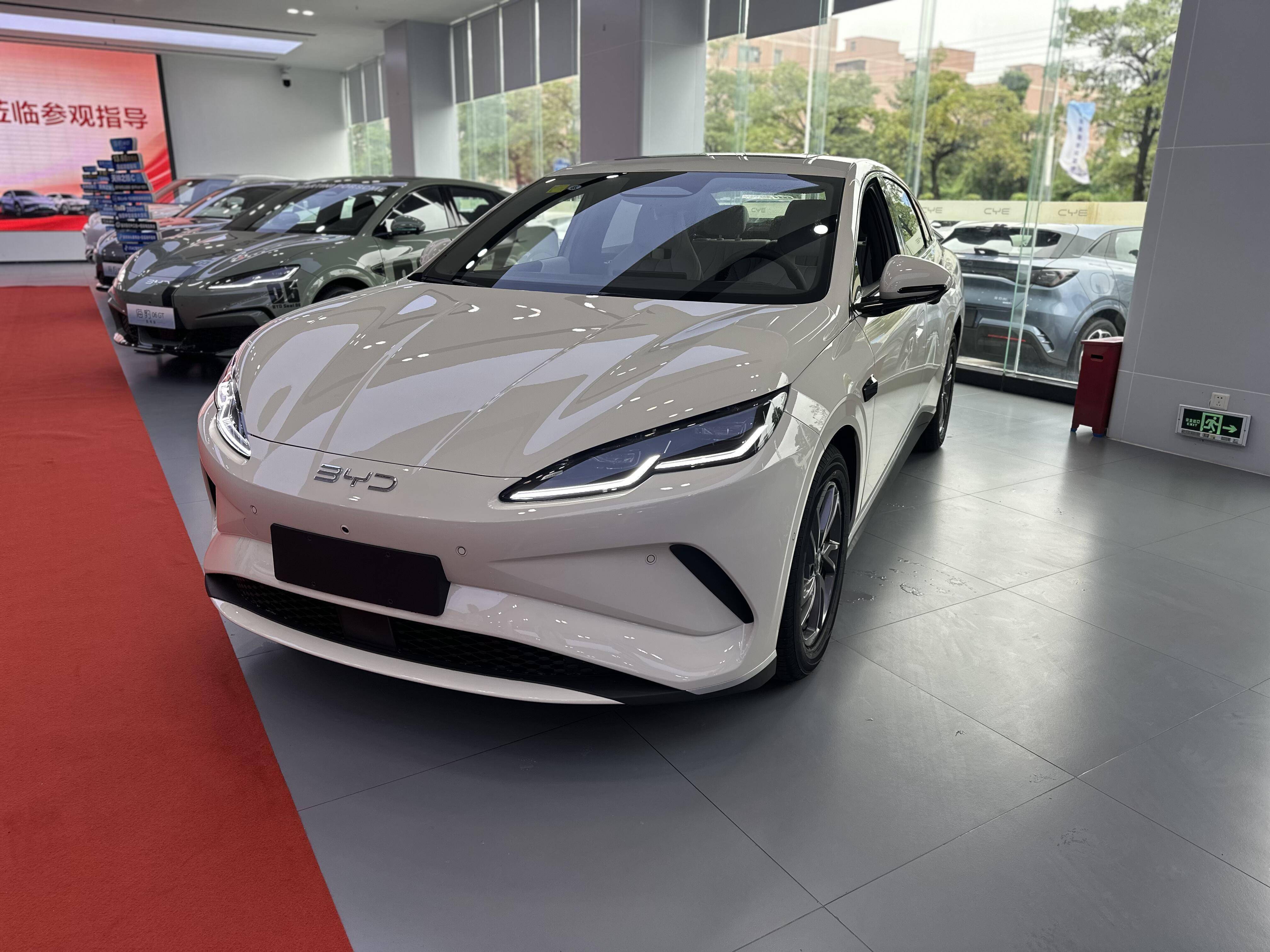 比亚迪海豹06EV到店，中型纯电轿车新选择，续航545km配置丰富_搜狐汽车_搜狐网