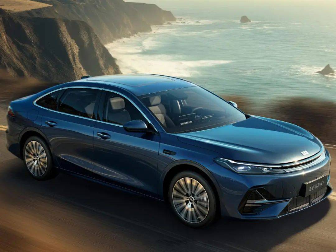 吉利银河A7 EM-i来袭：4.9米中型插混轿车，实测油耗2.5L，续航超2100km仅售10万？_搜狐汽车_搜狐网