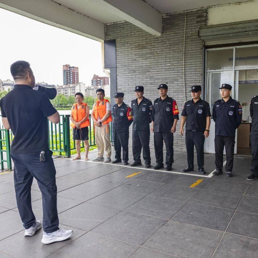 日湖公园开展水域安全综合演练 筑牢水上安全防线游船游客救援 9573