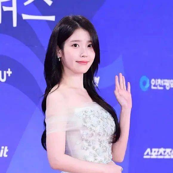 IU获得青龙视后，韩媒：爱豆转型演员的天花板_偶像_演技_李浚