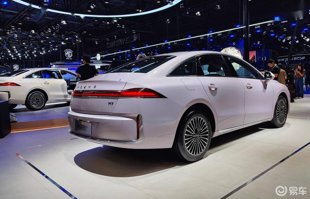 2025成都车展亮点：荣威M7 DMH豪华轿车预售，续航超160km仅9.78万起_搜狐汽车_搜狐网