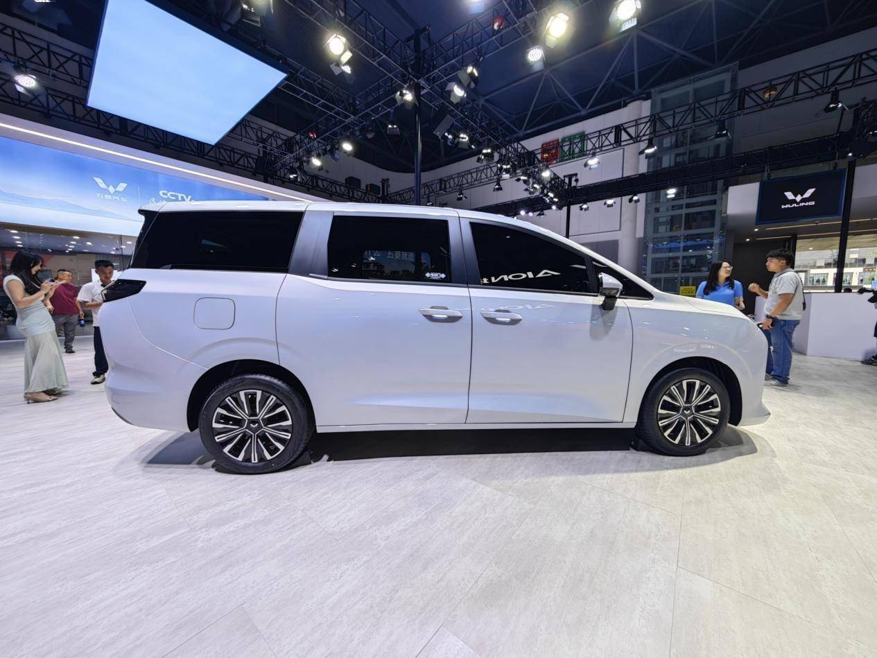 五菱星光730 亮相 以“新时代神车”重塑人民MPV标杆_搜狐汽车_搜狐网