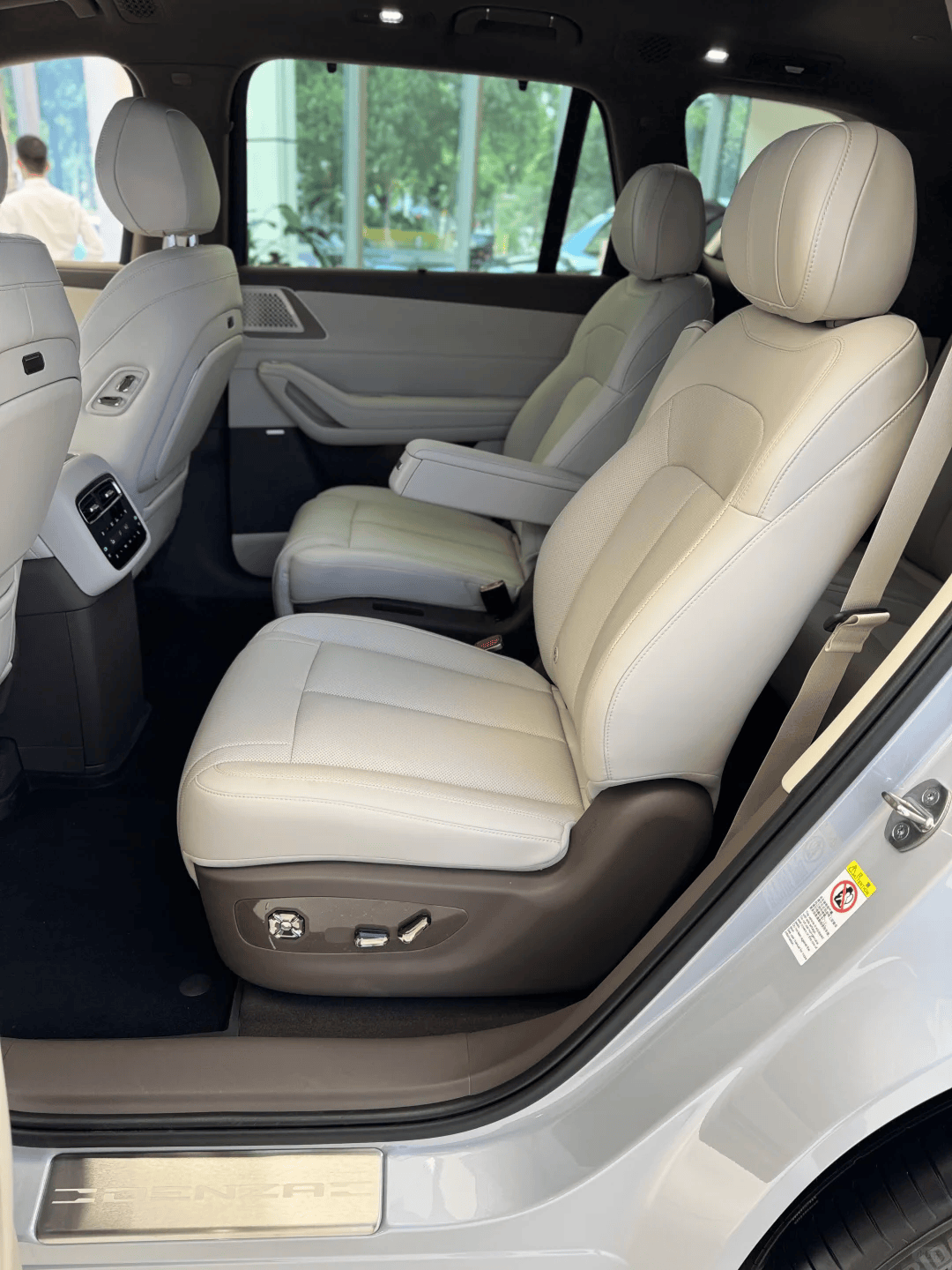 到店试驾腾势N8L：31.98万的六座SUV，能否叫板理想、问界？